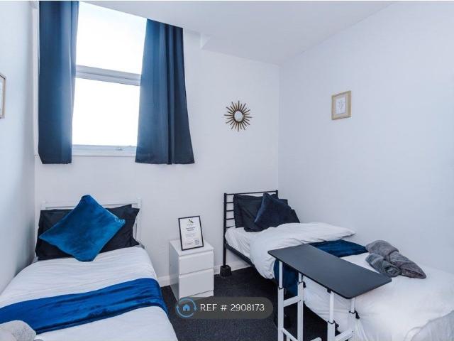 The Study, Salford M6, 3 bed flat to rent, £2,500 pcm | PrimeLocation
