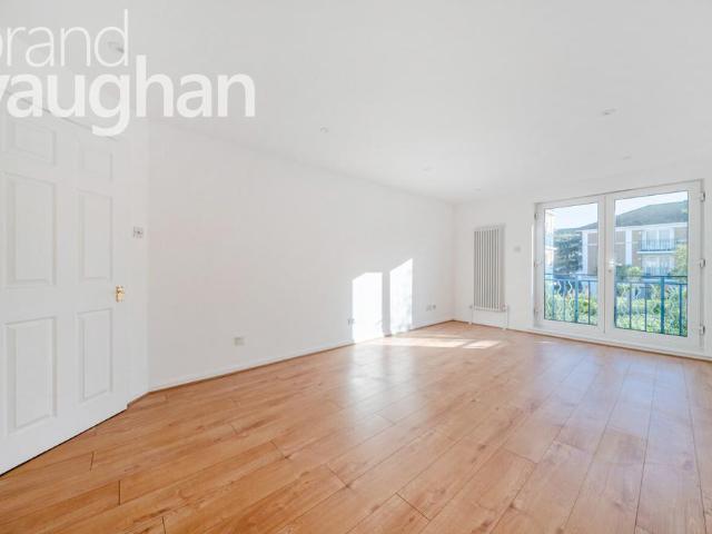 The Strand, Brighton BN2 2 bed flat to rent £1,595 pcm £368 pw