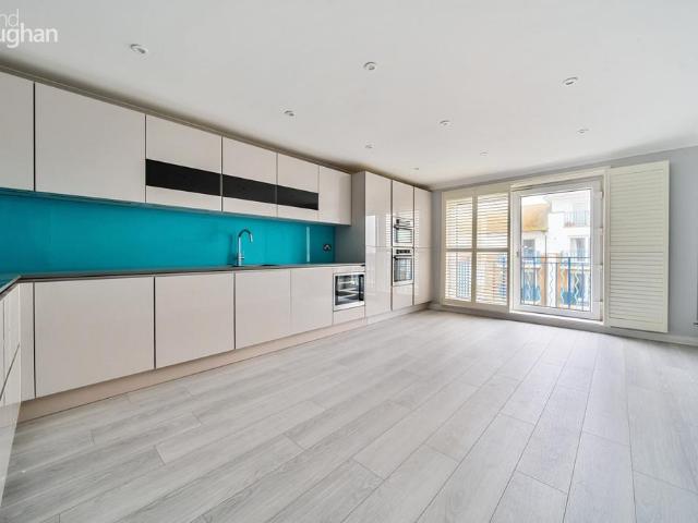 The Strand, Brighton BN2 3 bed flat to rent £2,650 pcm £612 pw