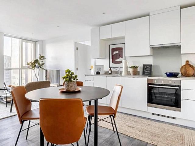 The Strand L1 3 bed apartment to rent £1,850 pcm £427 pw