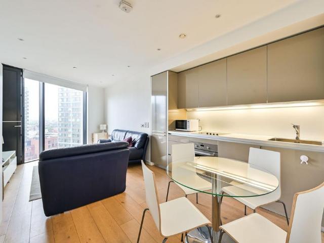 The Strata, Elephant and Castle. 2 bed flat to rent £2,817 pcm £650 pw
