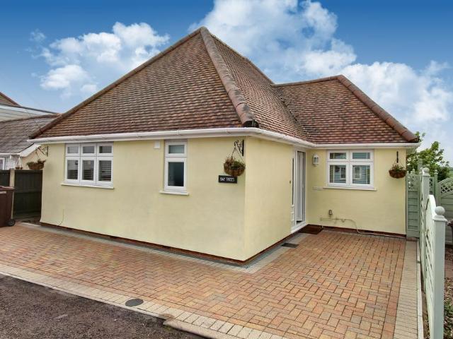 The Street, Chelmsford 2 bed detached bungalow to rent £1,525 pcm £352 pw