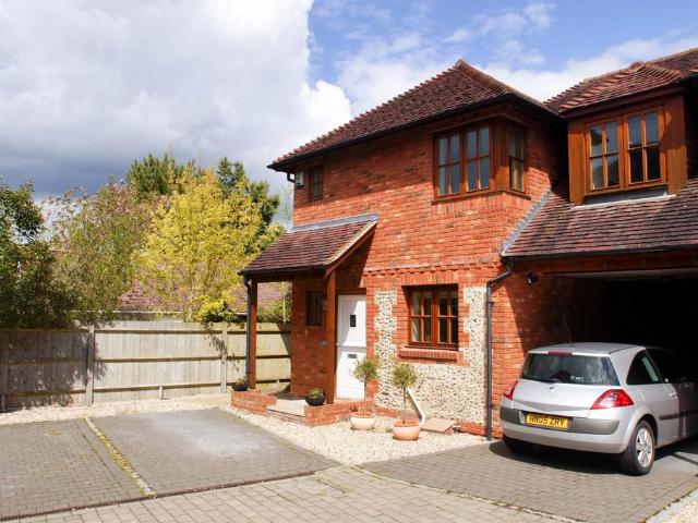 The Street, Itchenor, Chichester. 3 bed end of terrace house to rent £1,595 pcm £368 pw