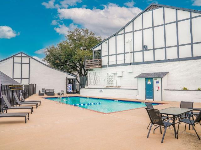 The Sutton on Park Lane 1 Bedroom Apartment for Rent at 8900 Park Ln, Dallas, TX 75231