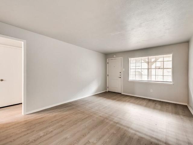 The Sutton on Park Lane 2 Bedroom Apartment for Rent at 8900 Park Ln, Dallas, TX 75231