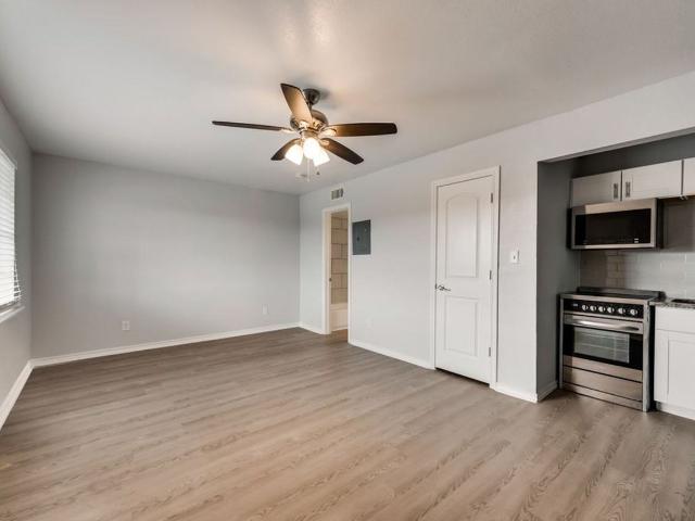 The Sutton on Park Lane 2 Bedroom Apartment for Rent at 8900 Park Ln, Dallas, TX 75231