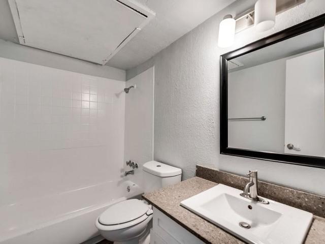 The Sutton on Park Lane 2 Bedroom Apartment for Rent at 8900 Park Ln, Dallas, TX 75231