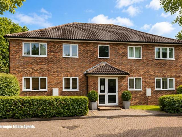 The Swallows, Herts AL7 2 bed flat to rent £1,395 pcm £322 pw