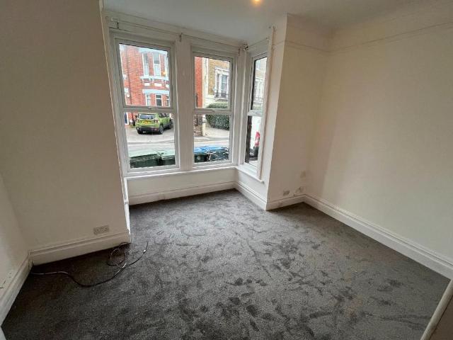 The Polygon, Southampton 3 bed flat to rent £1,275 pcm £294 pw