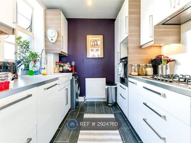 The Pavement, London SW4, 2 bed flat to rent, £2,750 pcm | PrimeLocation