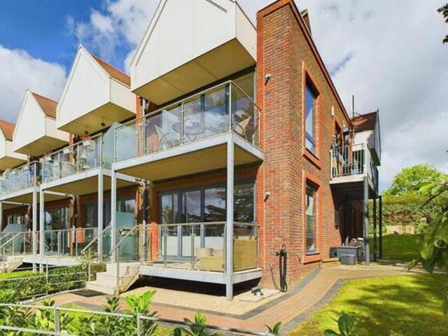 The Pavilion, Langhurstwood Road, 2 Bedroom Ground