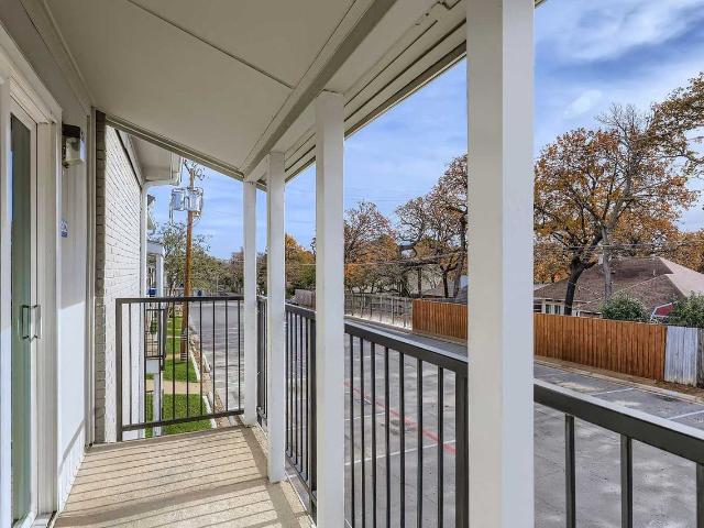 The Paddock on Park Row 1 Bedroom Apartment for Rent at 420 W Park Row Dr, Arlington, TX 76010 Heart Of Arlington