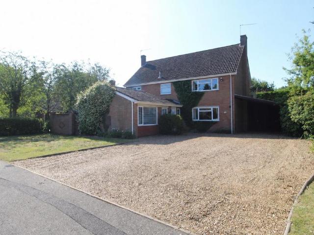 The Paddocks, Bury St. Edmunds IP28 4 bed detached house to rent £2,350 pcm £542 pw