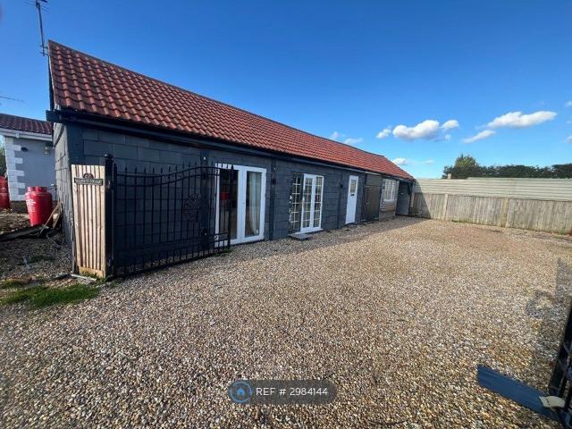 The Paddocks, Farnham GU10, 3 bed bungalow to rent, £2,000 pcm | PrimeLocation