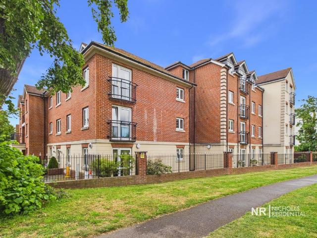 The Parade, Epsom, Surrey. KT18, 1 bed flat to rent, £1,300 pcm | PrimeLocation