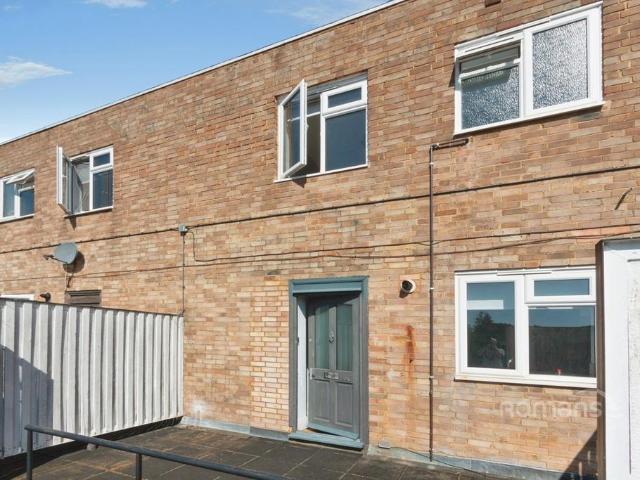 The Parade, Frimley, Camberley, GU16 3 bed flat to rent £1,600 pcm £369 pw