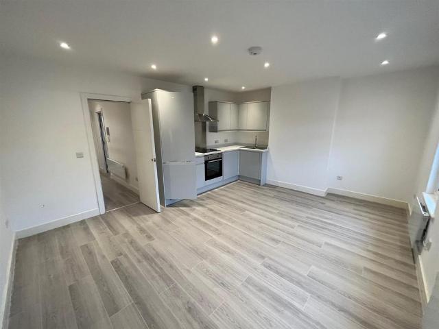The Parade 1 bed flat to rent £1,150 pcm £265 pw