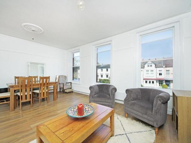 The Park W5 2 bed flat to rent £2,299 pcm £531 pw