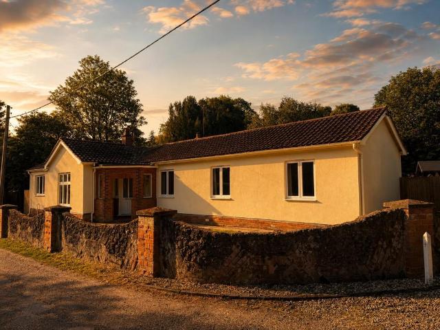 The Park, Bury St. Edmunds, IP31 4 bed bungalow to rent £2,350 pcm £542 pw
