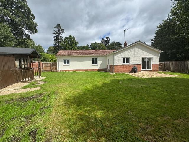 The Park, Great Barton, Bury St. Edmunds 4 bed detached bungalow to rent £2,350 pcm £542 pw
