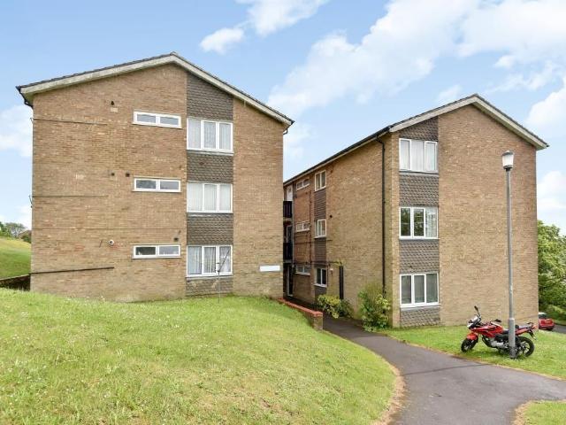 The Pastures, High Wycombe HP13, 2 bed flat to rent, £1,350 pcm | PrimeLocation