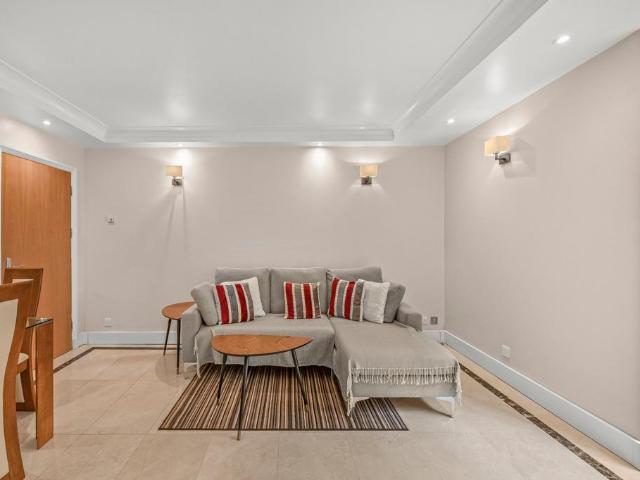 The Phoenix, 19 Barrett Street, London 1 bed flat to rent £3,000 pcm £692 pw