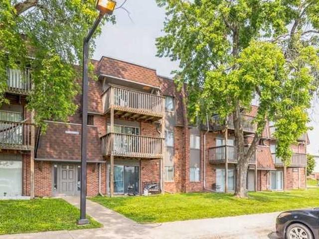 The Pines at Q Plaza Apartments 2 Bedroom Apartment for Rent at 8633 Q Plz, Omaha, NE 68127