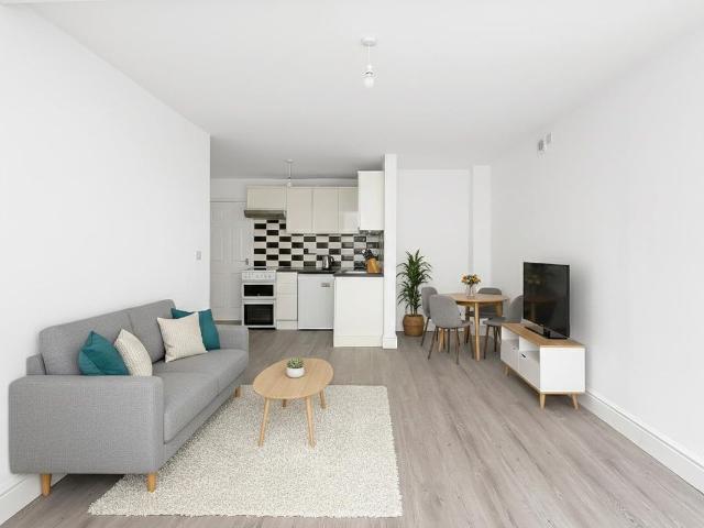 The Pines, Purley CR8, 1 bed flat to rent, £1,350 pcm | PrimeLocation