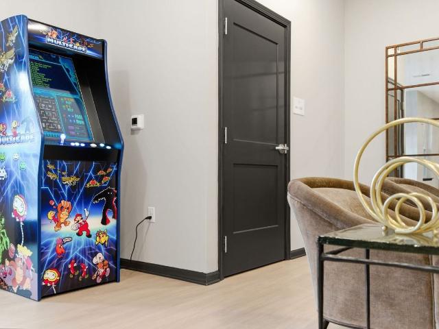 The Prestonian 3 Bedroom Apartment for Rent at 712 and 715 E Gray Street, Louisville, KY 40202 Central Business District