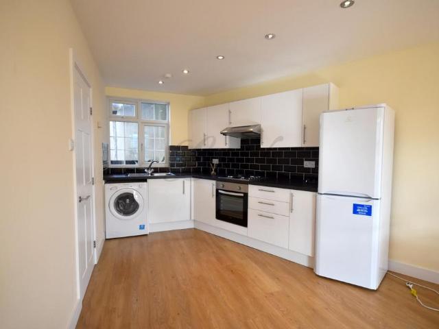 The Promenade, Edgware, HA8 1 bed flat to rent £1,625 pcm £375 pw