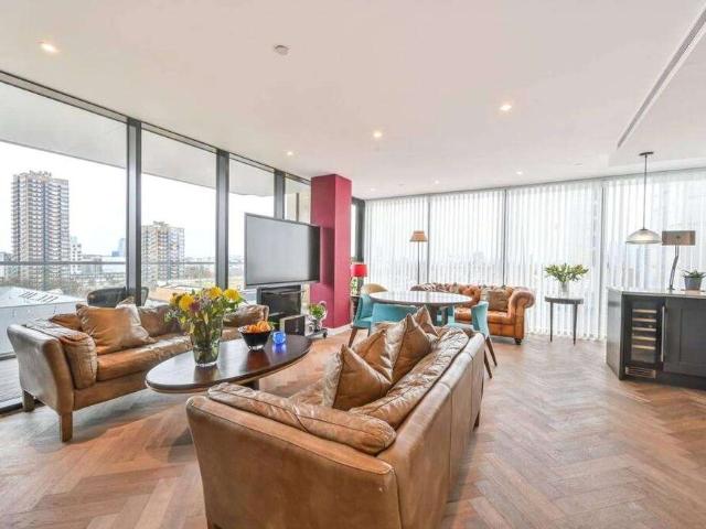 The property is set in a sought after apartment building in London Dock, Wapping. It is located in the heart of the capital, moments from Tower Bridge, The Tower of London, St Katharine Dock
