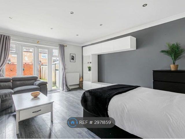 The Pulse, Colnbrook, Slough SL3, Room to rent, £875 pcm | PrimeLocation