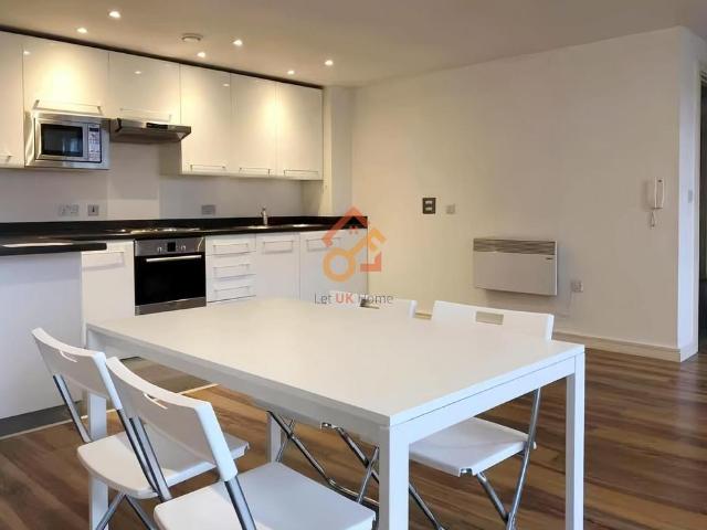 The Quadrangle, 1 Lower Ormond. 3 bed flat to rent £2,200 pcm £508 pw
