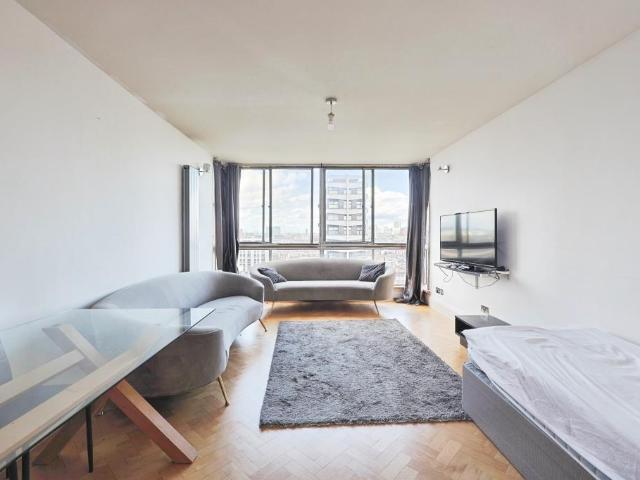 The Quadrangle, Cambridge Square, W2 3 bed apartment to rent £4,988 pcm £1,151 pw