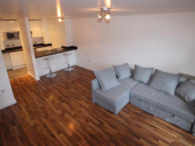 The Quadrangle, Manchester, M1 2 bed apartment to rent £1,450 pcm £335 pw