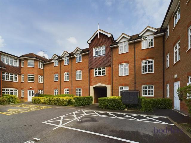 The Quadrant, Brighton Road. 2 bed apartment to rent £1,550 pcm £358 pw