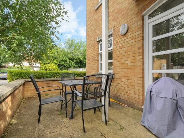 The Quadrant Rickmansworth WD3 2 bed flat to rent £1,750 pcm £404 pw
