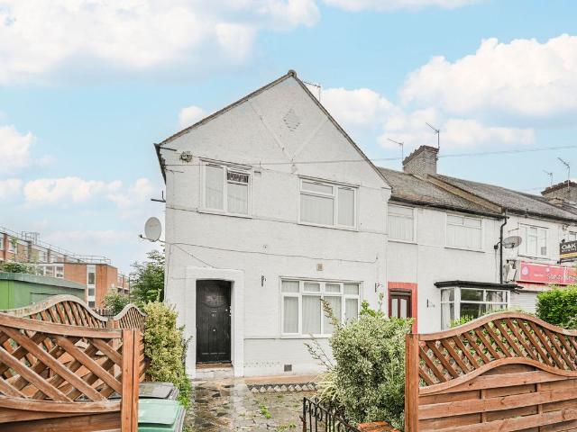 The Roundway N17, Tottenham, London, 3 bed flat to rent, £3,000 pcm | PrimeLocation