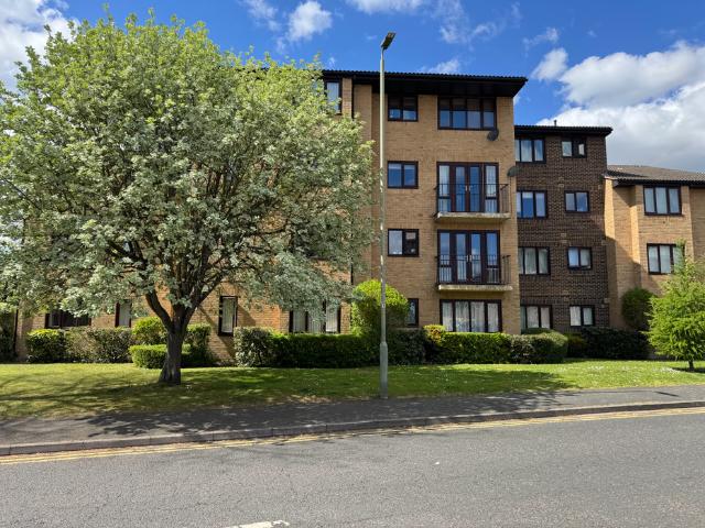 The Rowans, Woking GU22, 1 bed flat to rent, £1,350 pcm | PrimeLocation