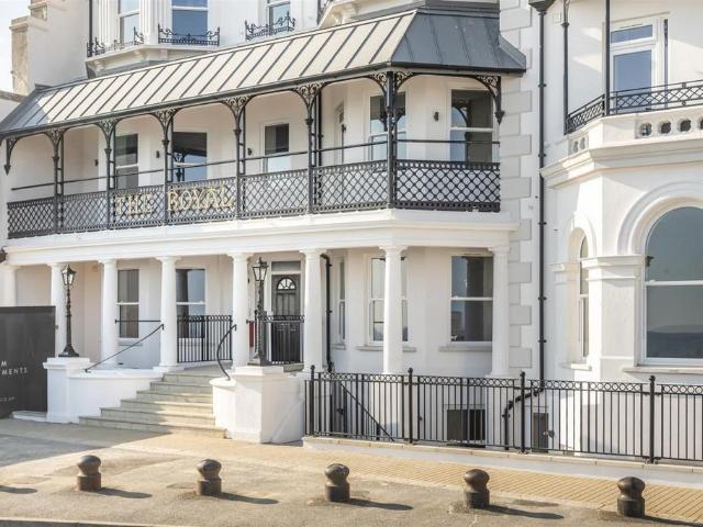 The Royal, The Esplanade, Bognor. 1 bed flat to rent £1,050 pcm £242 pw