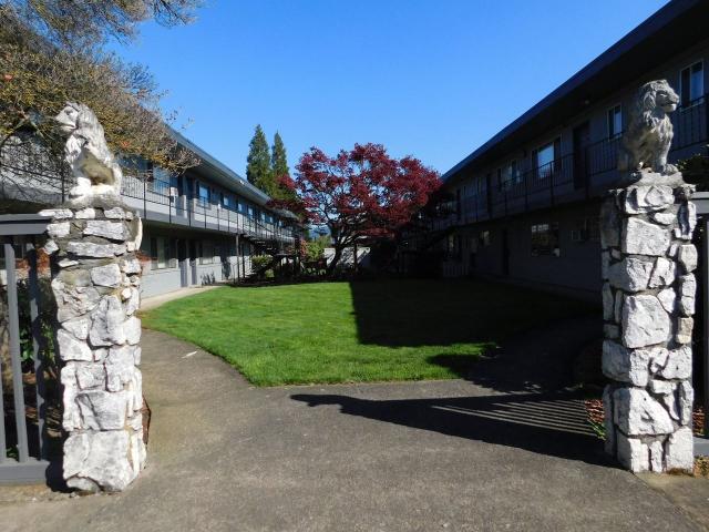 The Royals Apartments 2 Bedroom Apartment for Rent at 1500 Main St, Springfield, OR 97477