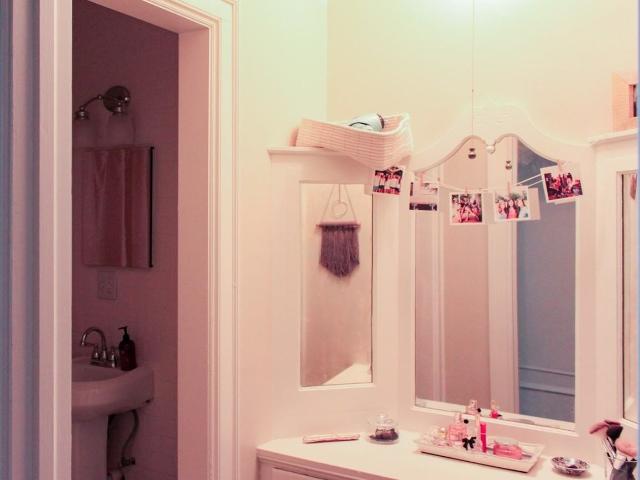 THE ROBERT BROWNING Studio Apartment for Rent at 4809 Roanoke Pkwy, Kansas City, MO 64112 West Plaza