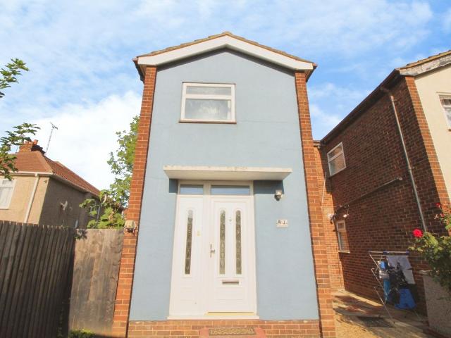 The Retreat, Grays, Essex RM17, 2 bed flat to rent, £1,500 pcm | PrimeLocation