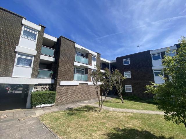 The Reddings, Borehamwood 2 bed flat to rent £1,595 pcm £368 pw