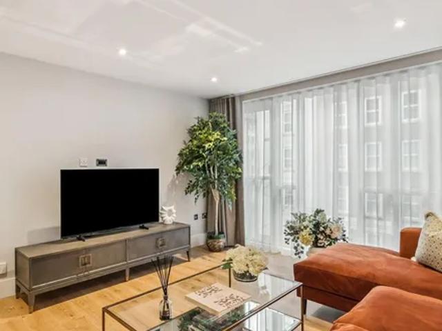 The Regent Gift Shop, 219 Baker Street, London, NW1 5RS, United Kingdom | 3 bed apartment for rent #167522780 | Rentberry