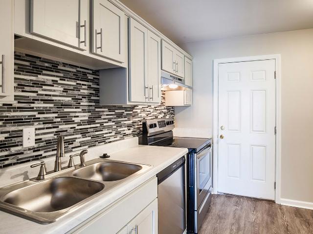 The Residences at Lakeview 2 Bedroom Apartment for Rent at 2774 S Mendenhall Rd, Memphis, TN 38115 Southeast Memphis