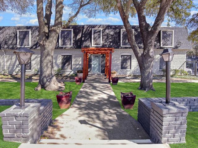 The Ridgmar Oaks Apartments 2 Bedroom Apartment for Rent at 2409 Ridgmar Plz, Fort Worth, TX 76116 Ridgmar