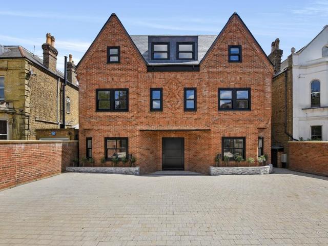 The Ridgeway, Enfield EN2 3 bed duplex to rent £3,725 pcm £860 pw