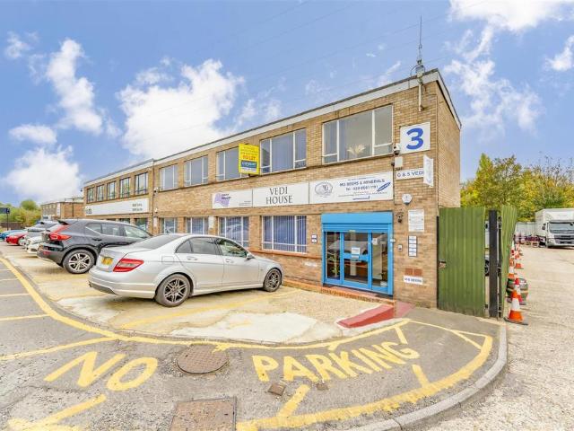 The Ridgeway, IVER SL0 Property to rent £2,700 pcm £623 pw