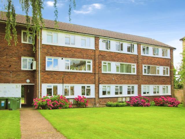 The Ridgeway, St Albans AL4, 2 bed flat to rent, £1,350 pcm | PrimeLocation